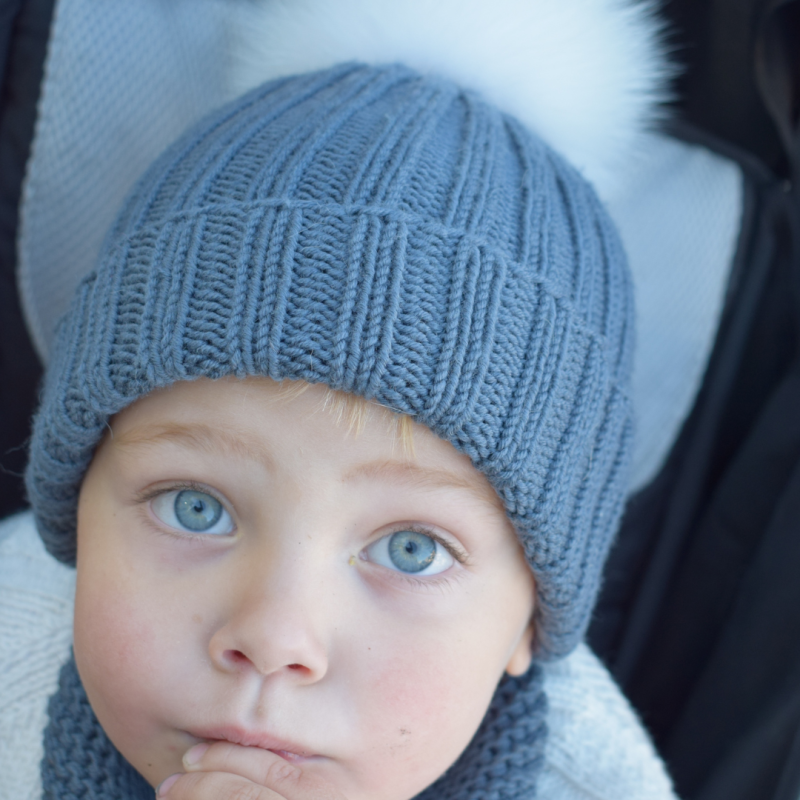 Gratis strikkeoppskrift på enkel ribbestrikket lue